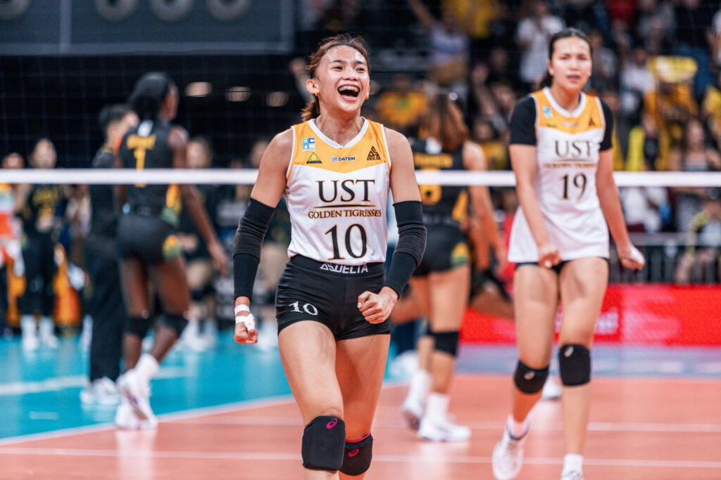 UST weathers five-setter classic against FEU for 4-0 record | BurnSports.Ph
